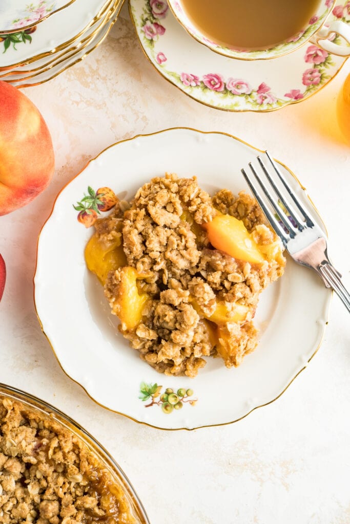 Easy Peach Crumble Recipe (With Fresh Peaches!)