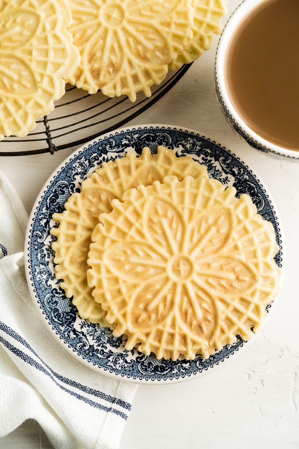 Italian Pizzelle Cookie Recipe (Just 7 Ingredients!)