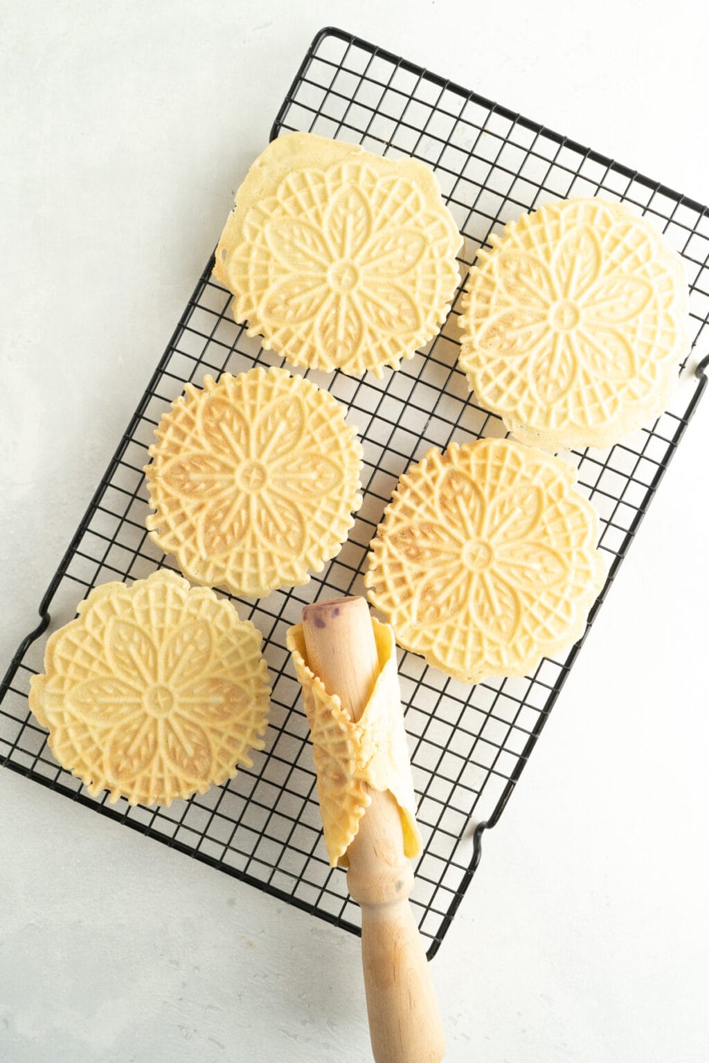 Italian Pizzelle Cookie Recipe (Just 7 Ingredients!)